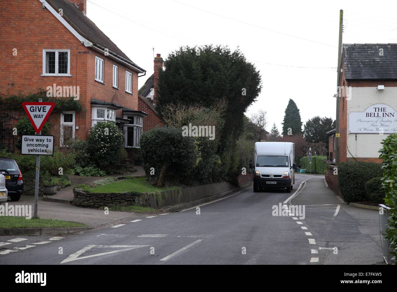 Traffic pinch point at the Bell Inn, Welford on Avon, Warwickshire ...