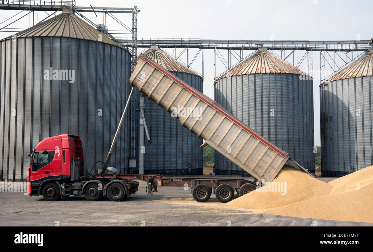Tipper lorry hi-res stock photography and images - Alamy