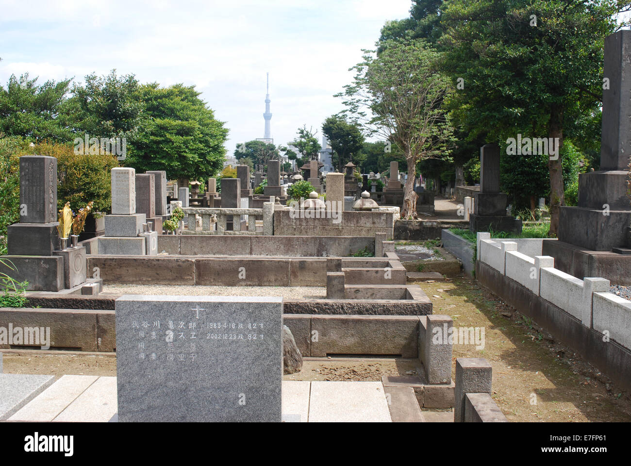 Japan graveyard hi-res stock photography and images - Alamy
