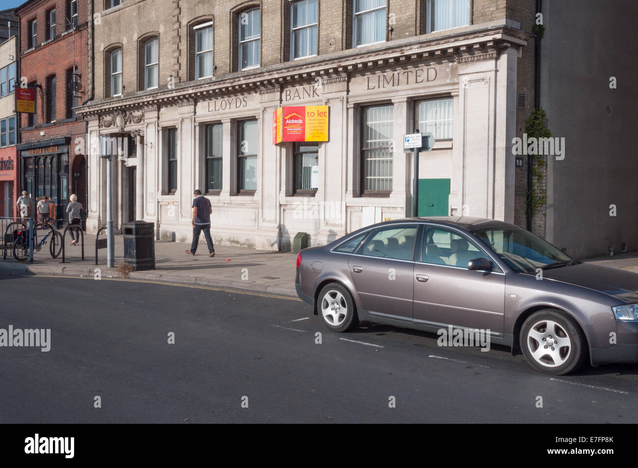 Closed bank branch hi-res stock photography and images - Alamy