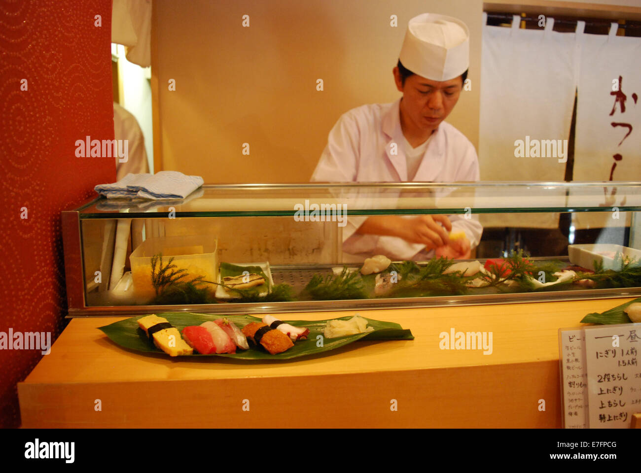 Chef preparing sushi in Japanese restaurant, Tokyo 2014 Stock Photo - Alamy