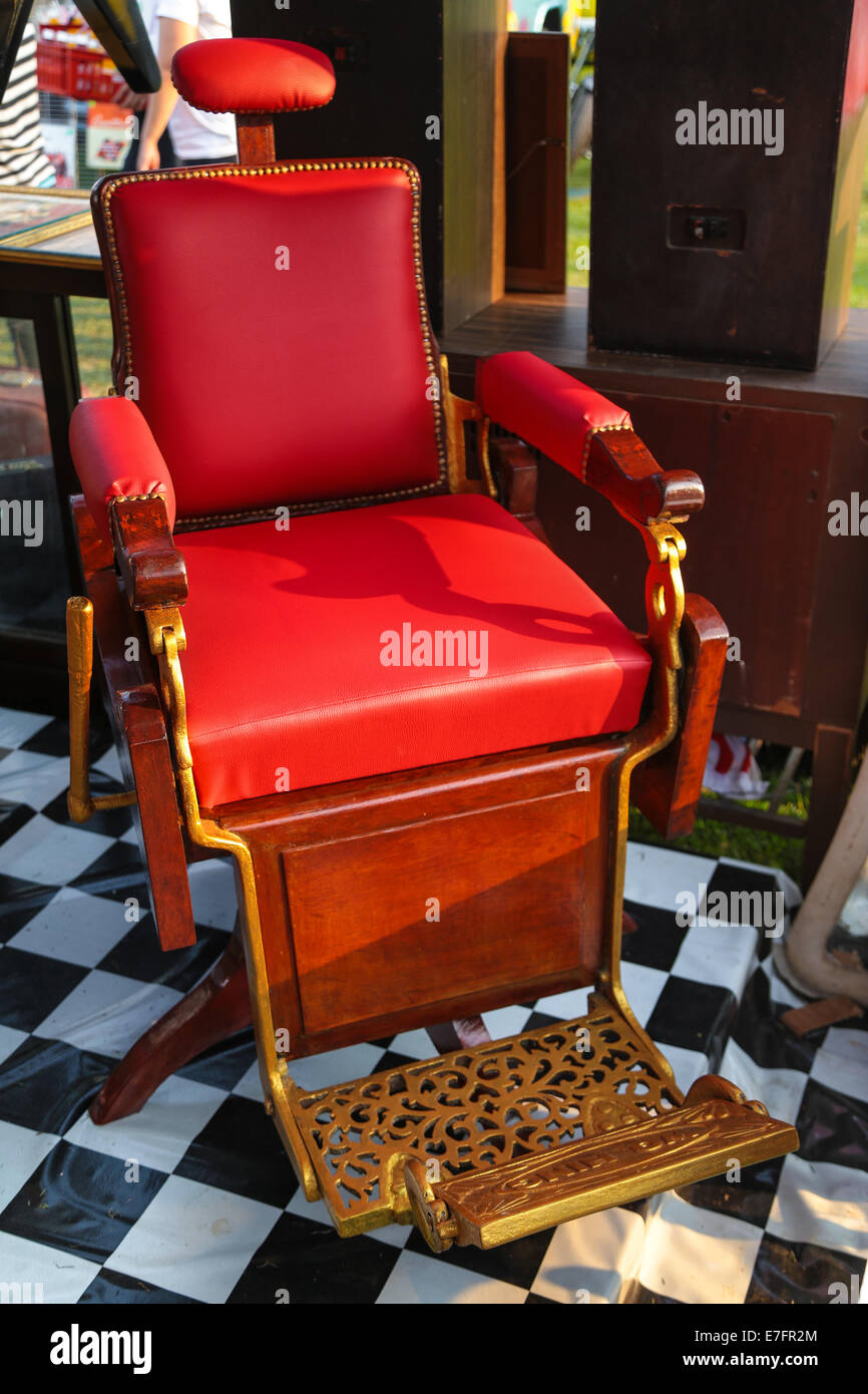 Antique barber chair Stock Photo - Alamy
