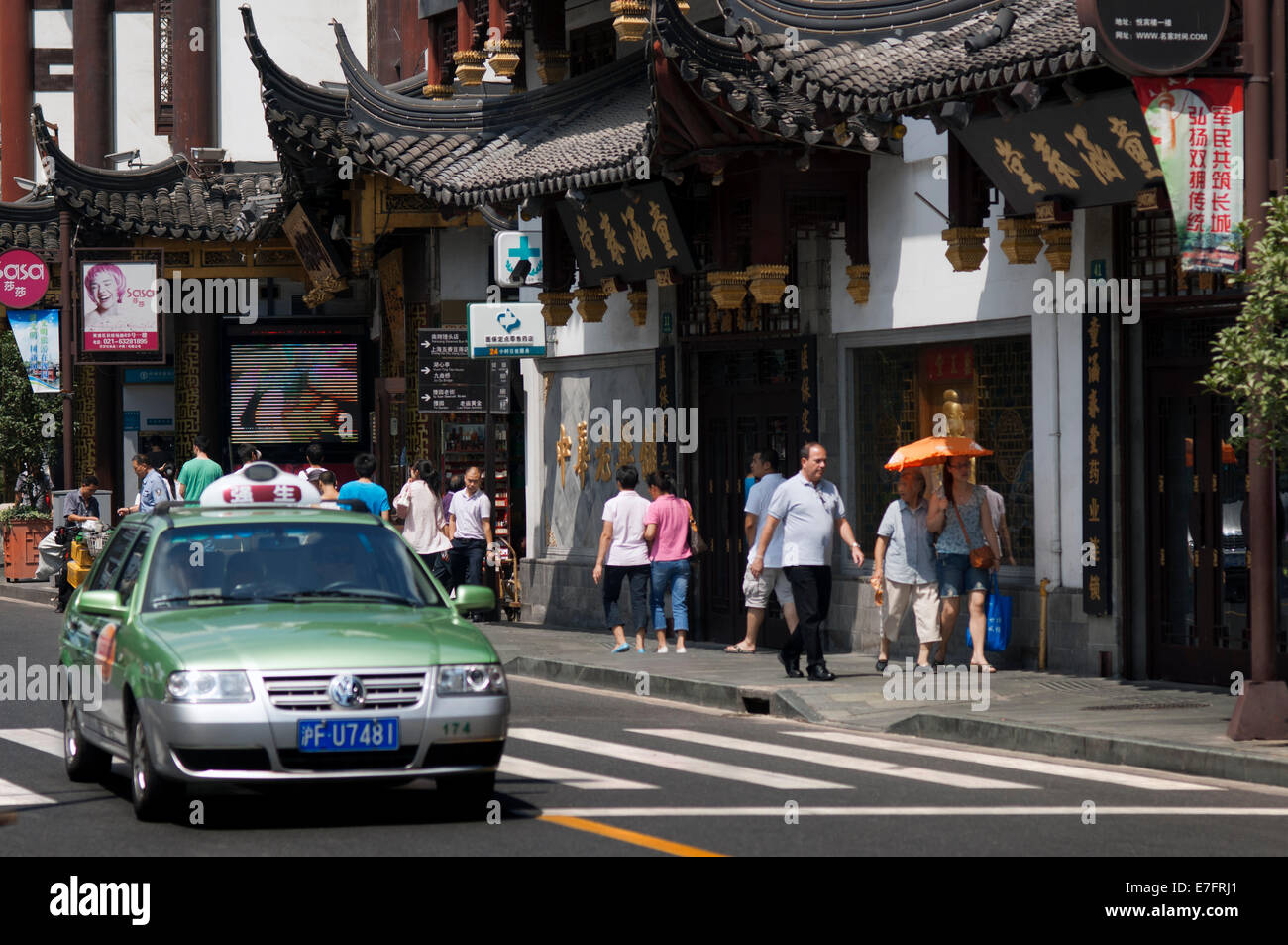 Shopping around Small shops in the Old City, Shanghai, China. The Old ...