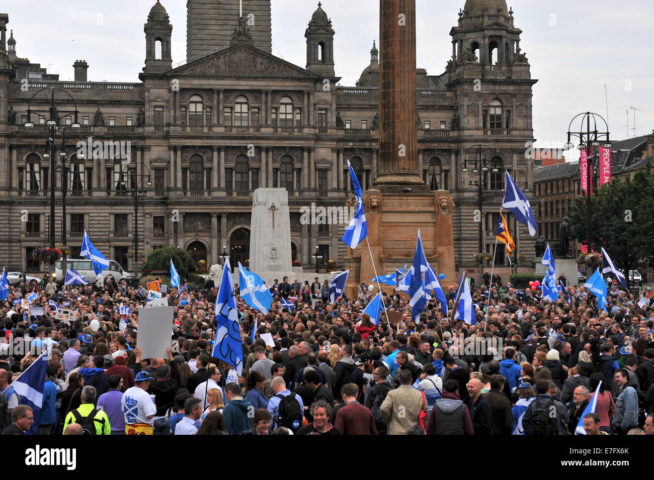Scottish independence flags hi-res stock photography and images - Alamy