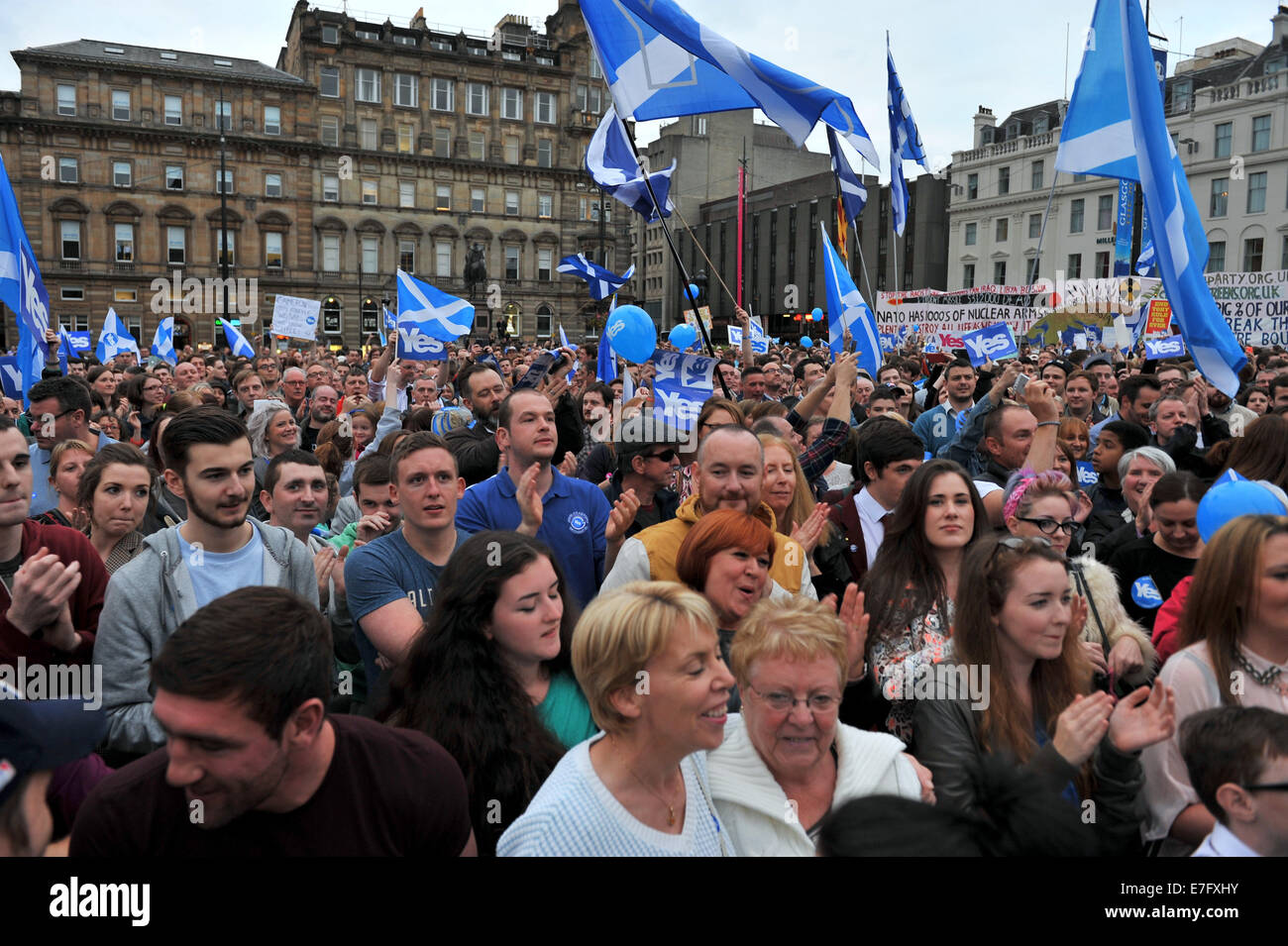 Scottish independence flags hi-res stock photography and images - Alamy