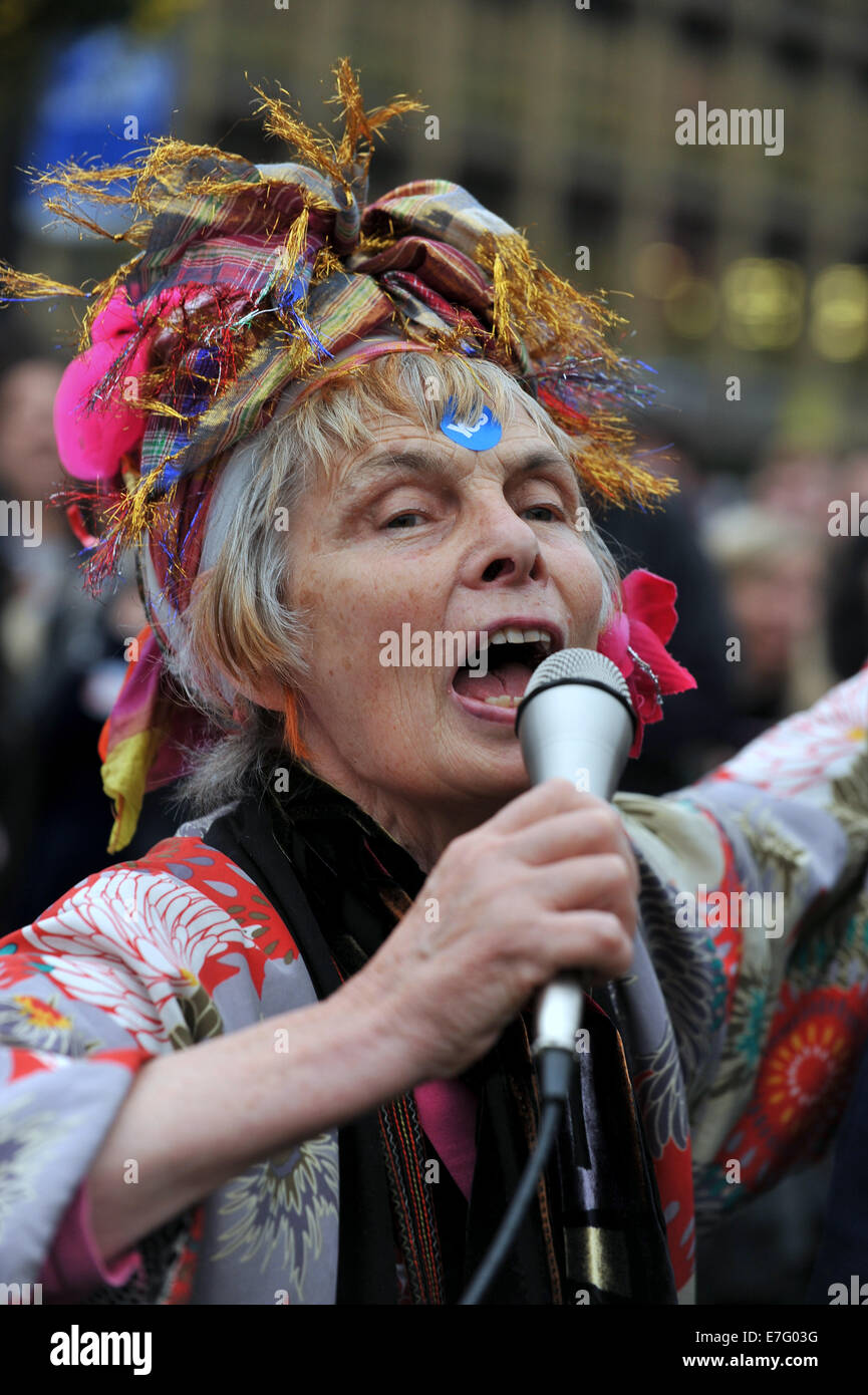 Scotland pro independence yes people hi-res stock photography and ...