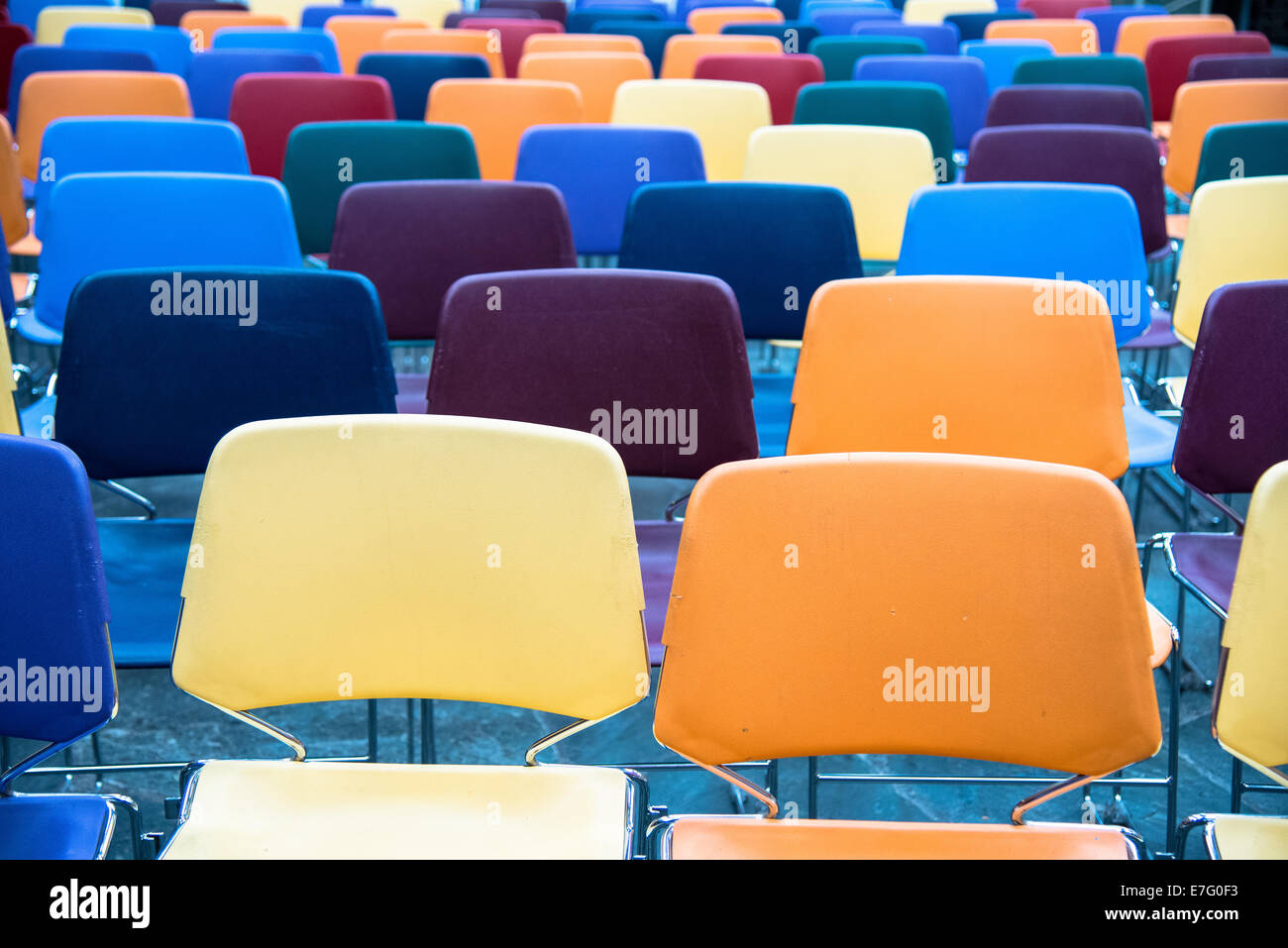 Empty crowd hi-res stock photography and images - Alamy