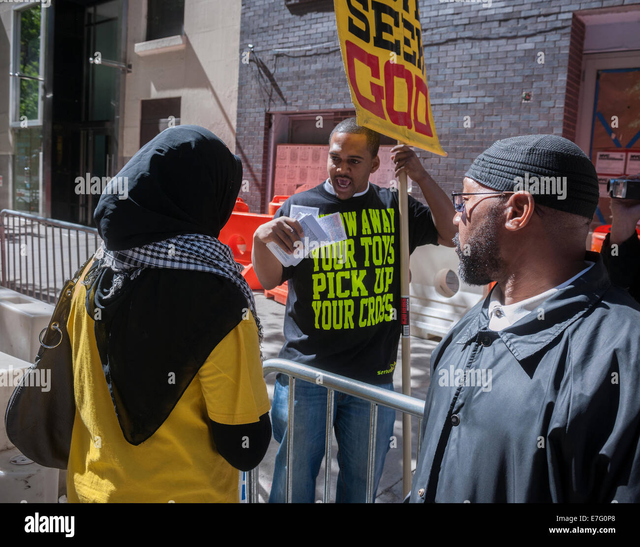 Muslim convert hi-res stock photography and images - Alamy