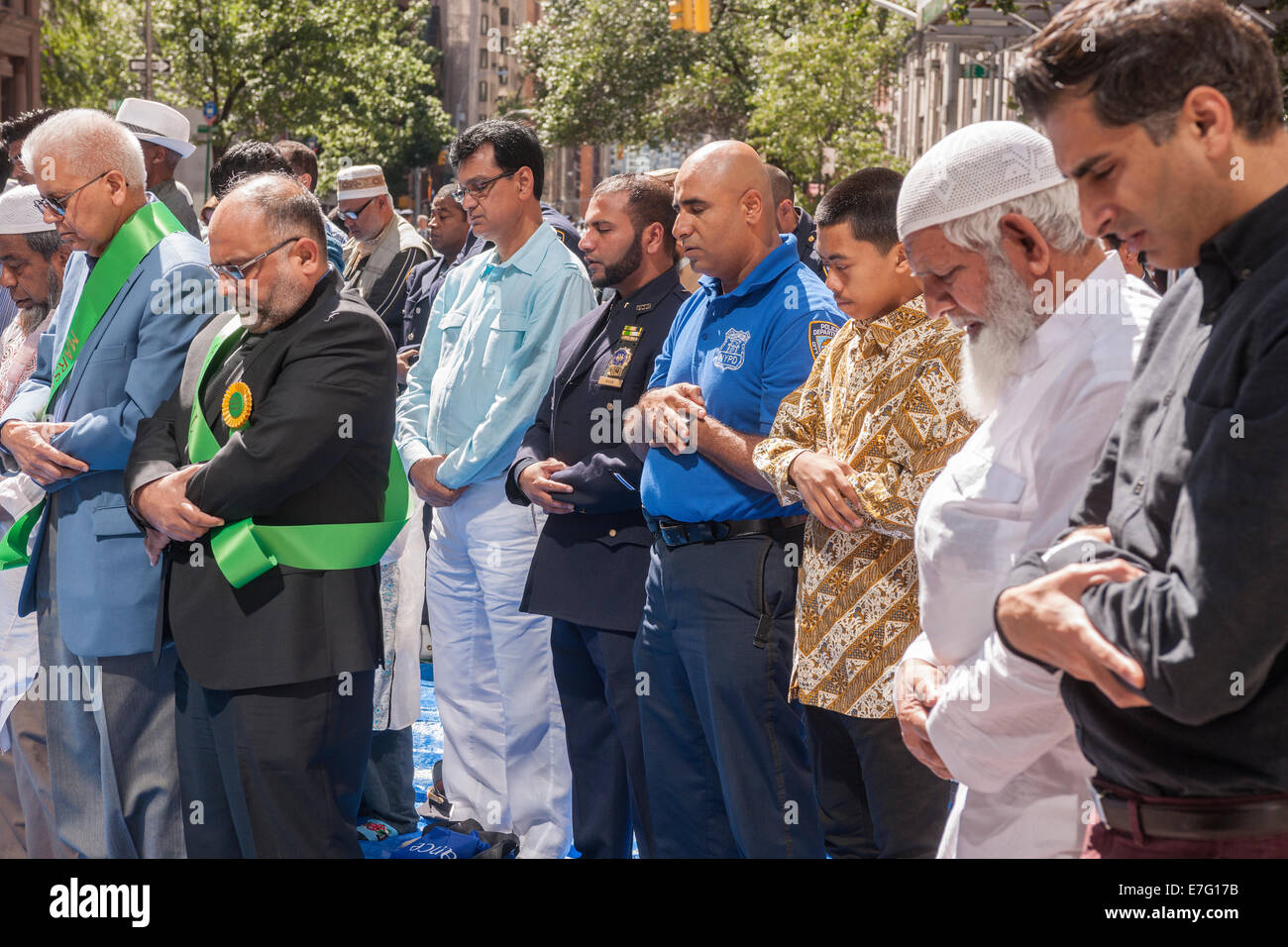 Muslim men, including Muslim NYPD officers pray on Madison Avenue in ...