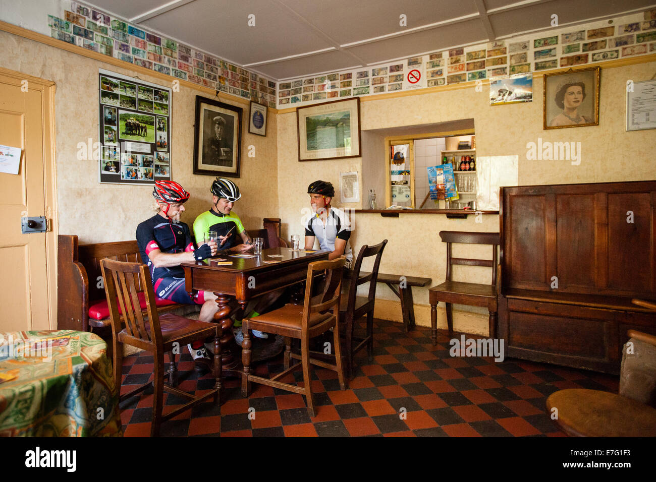 Pictures of cyclists hi-res stock photography and images - Alamy