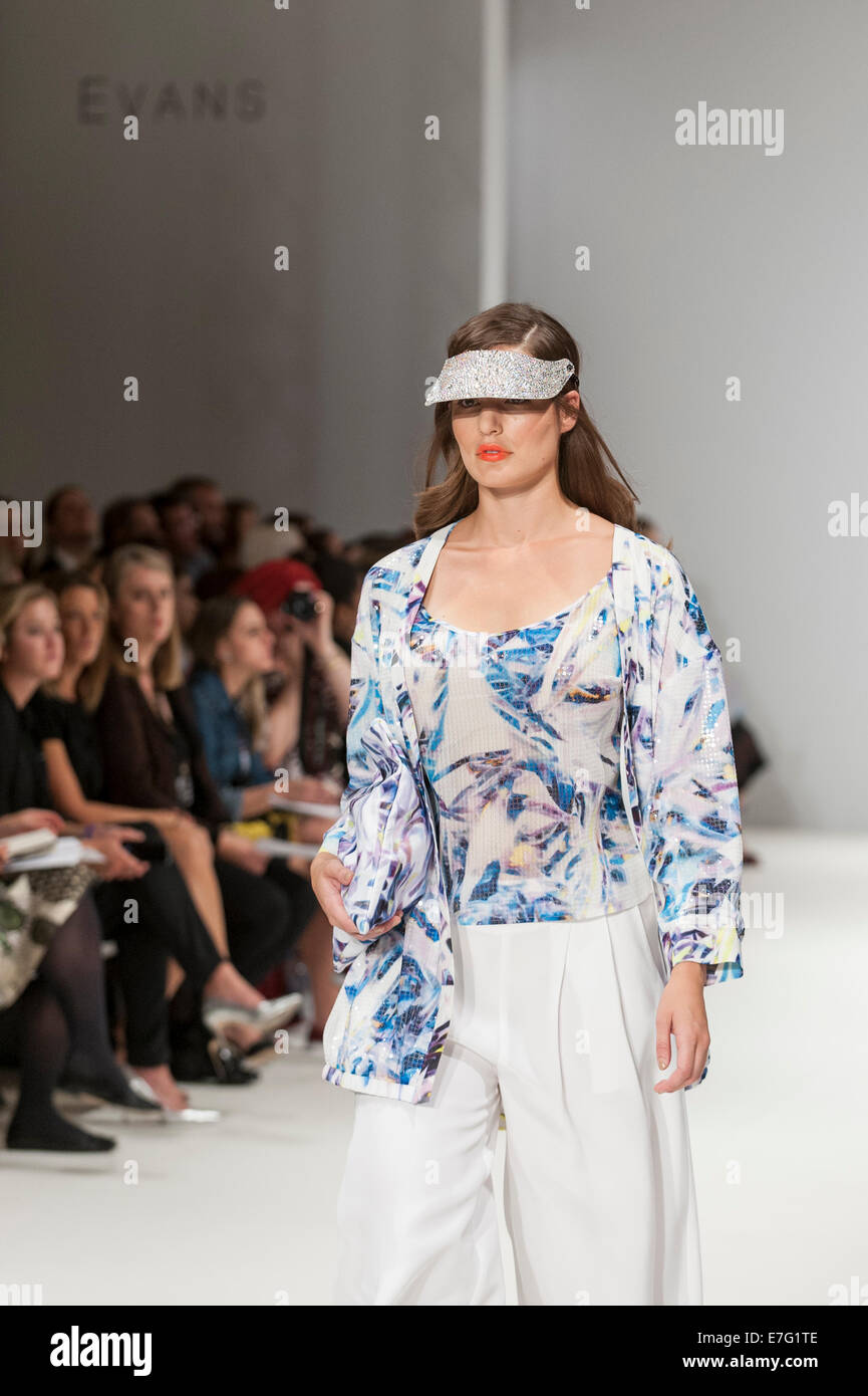 Plus size model catwalk hi-res stock photography and images - Alamy