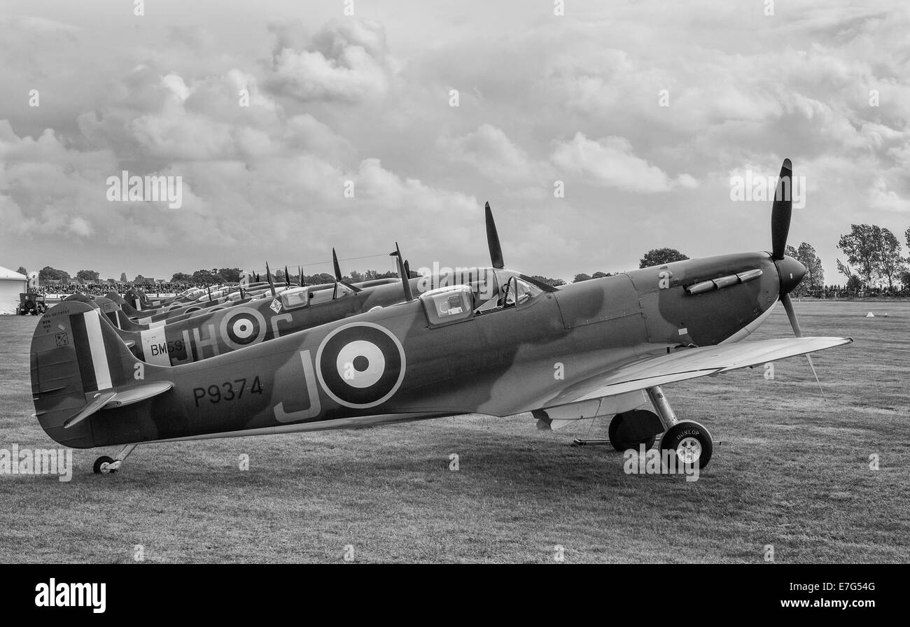 Lineup of aircraft Black and White Stock Photos & Images - Alamy