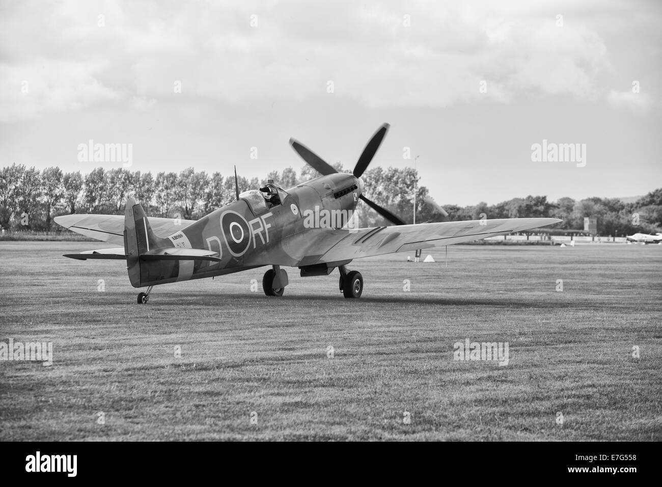 Supermarine spitfire flying Black and White Stock Photos & Images - Alamy