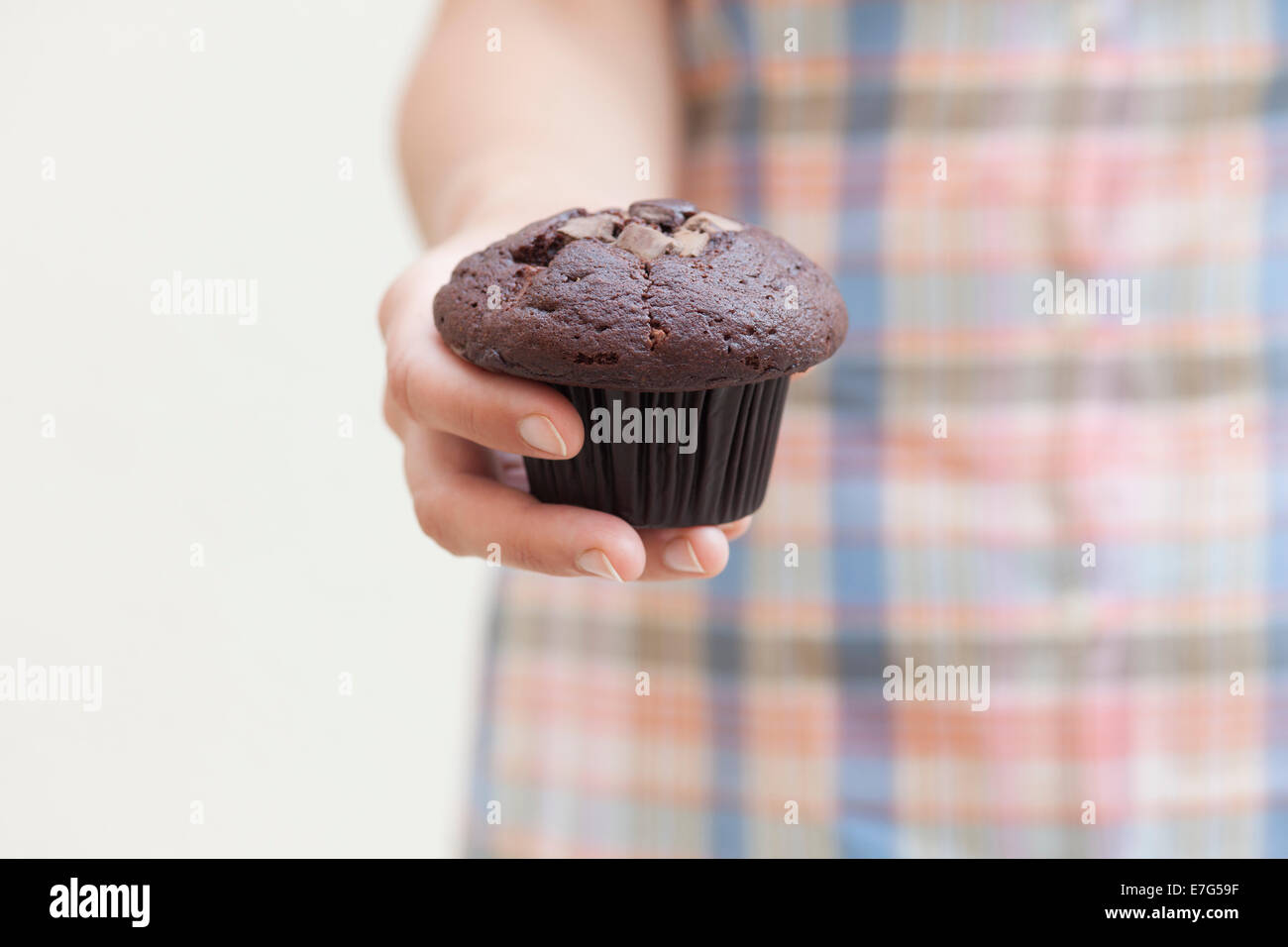 Muffin in hand hi-res stock photography and images - Alamy