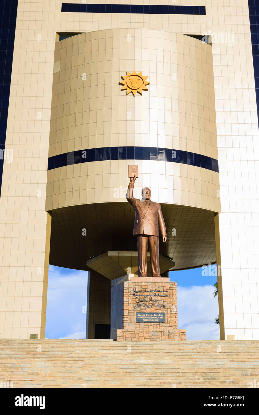 Independence Memorial Museum with statue of founding father Dr. Sam ...