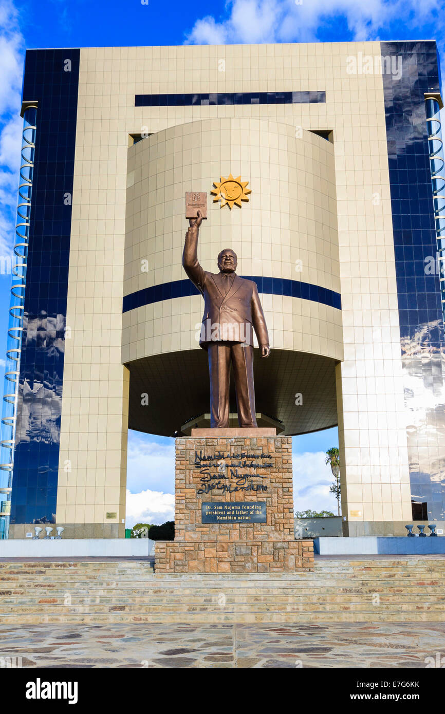 Independence Memorial Museum with statue of founding father Dr. Sam ...