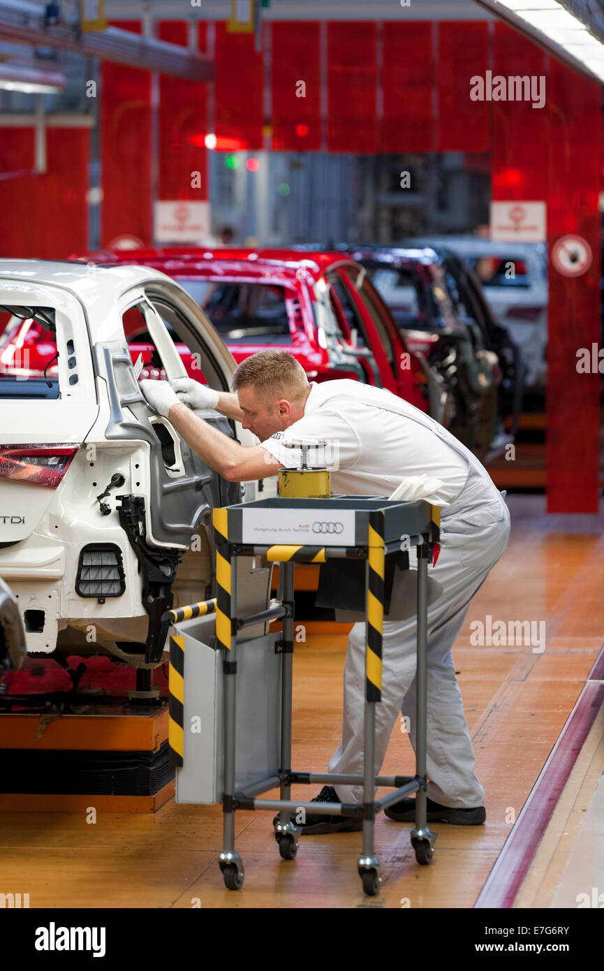 Automobile Assembly Line Stock Photos & Automobile Assembly Line Stock ...