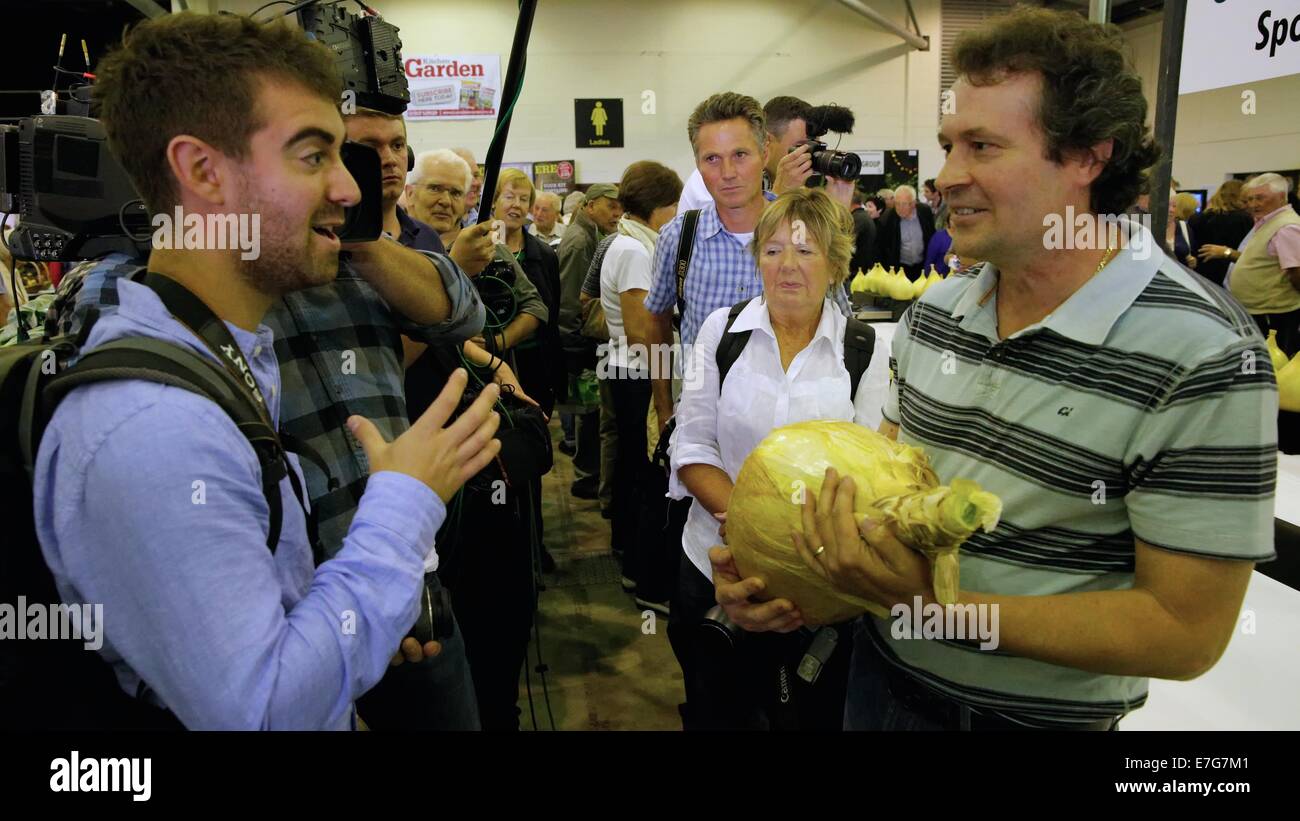 Tony Glover with his World Record Onion Stock Photo - Alamy