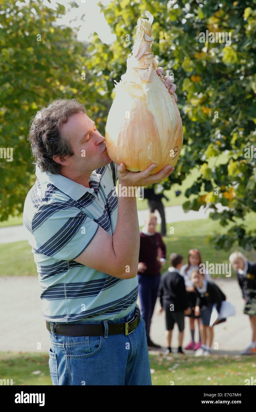 Tony Glover with his World Record Onion Stock Photo - Alamy