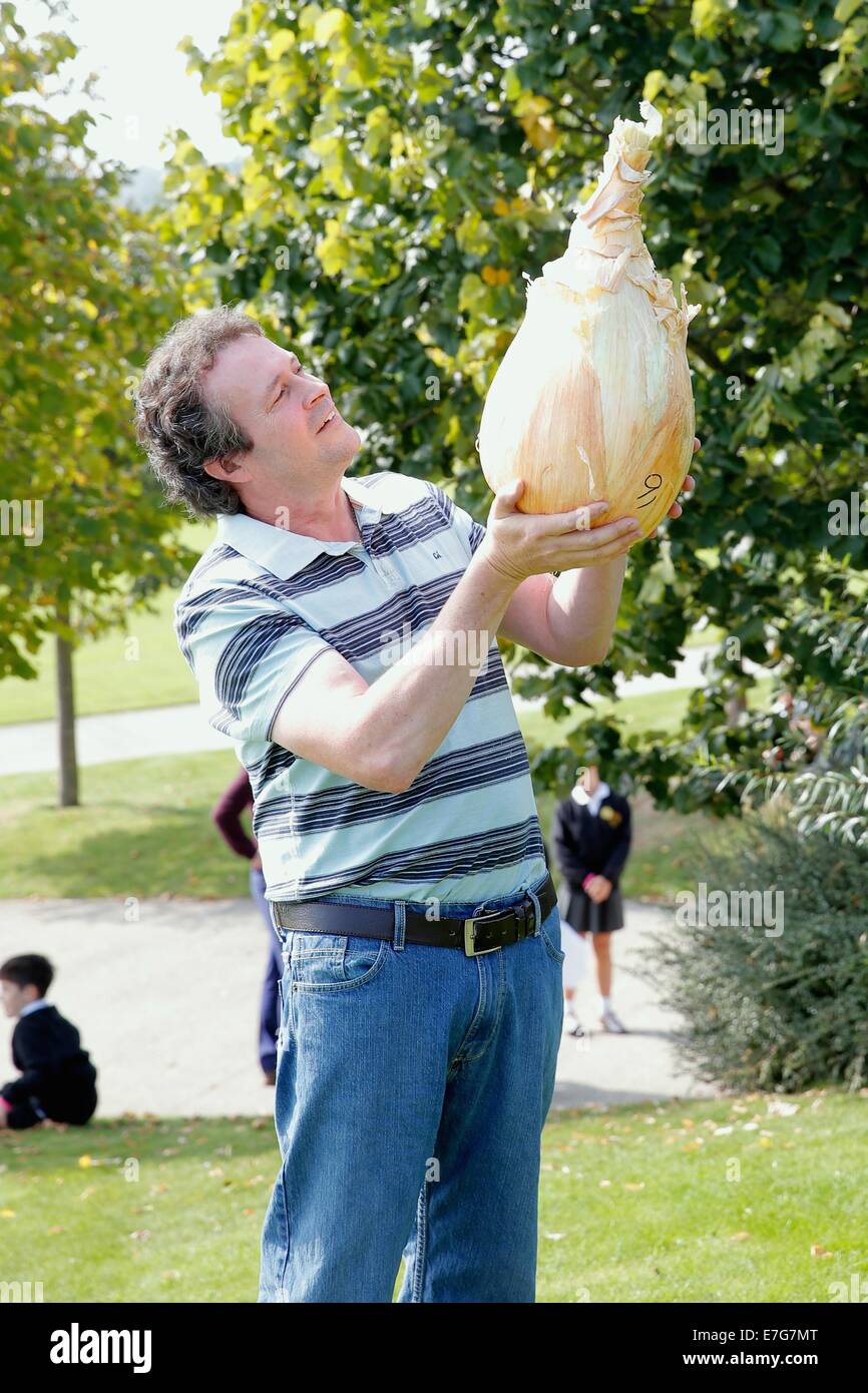 Tony Glover with his World Record Onion Stock Photo - Alamy
