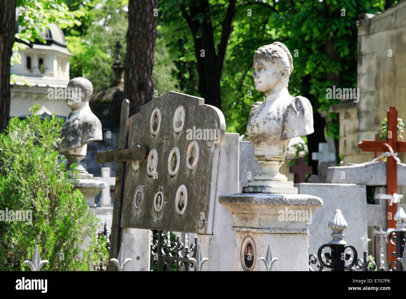 Bucharest statues hi-res stock photography and images - Alamy