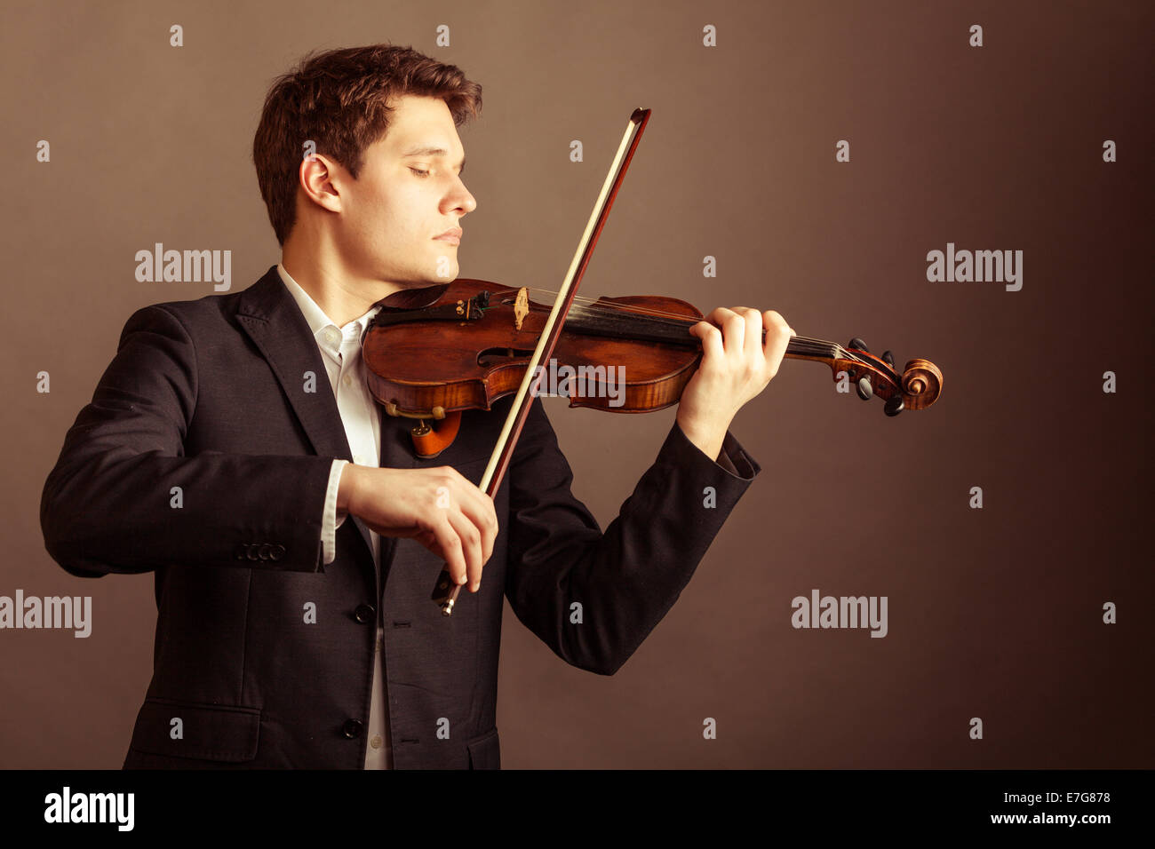 Man violinist playing violin. Classical music art Stock Photo - Alamy
