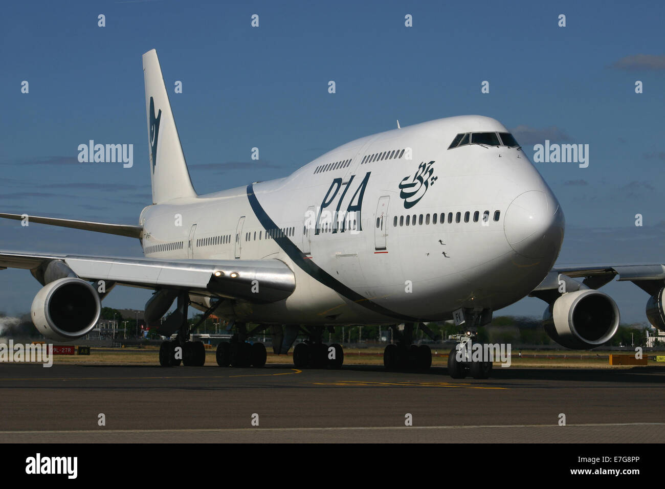 PIA PAKISTAN AIRLINES BOEING 747 Stock Photo - Alamy