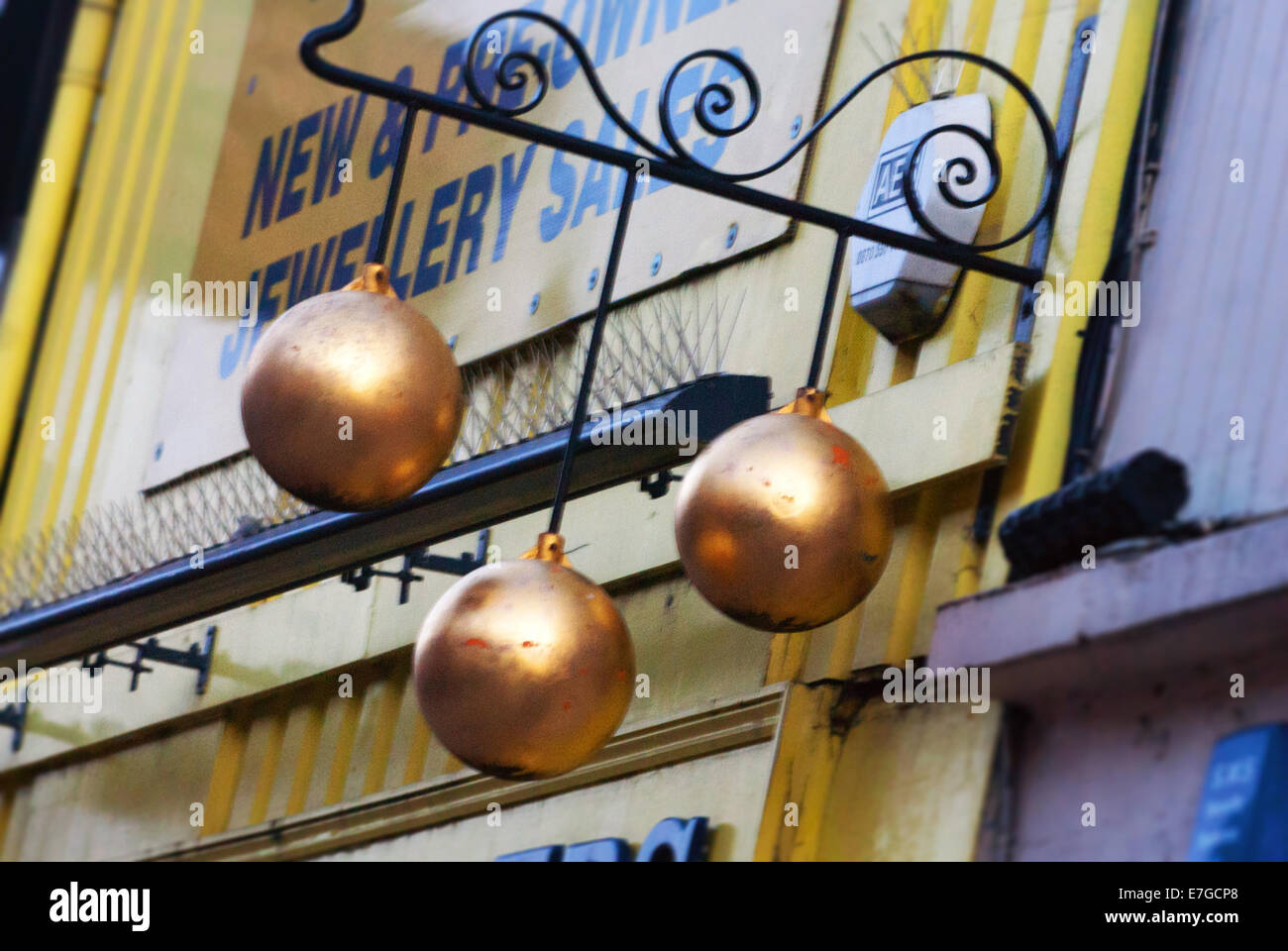 Pawnbrokers three balls hi-res stock photography and images - Alamy