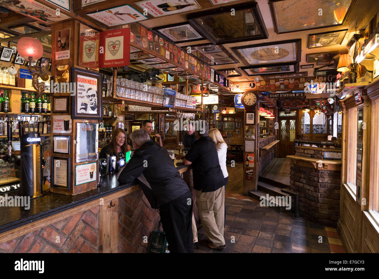 Bar theke pub counter hi-res stock photography and images - Alamy
