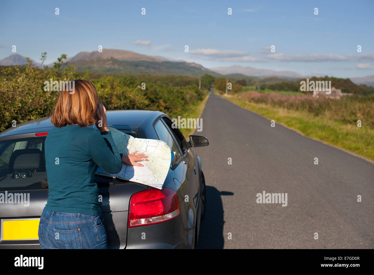 Female reading map hi-res stock photography and images - Alamy
