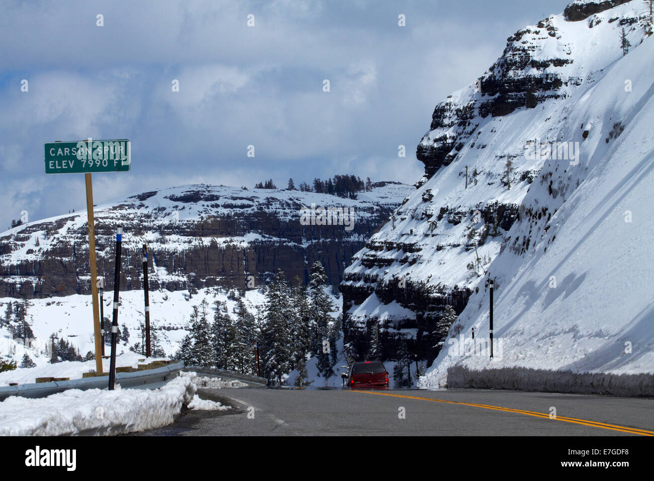 Snow and road at Carson Spur (elevation 7990ft), Carson Pass Highway ...