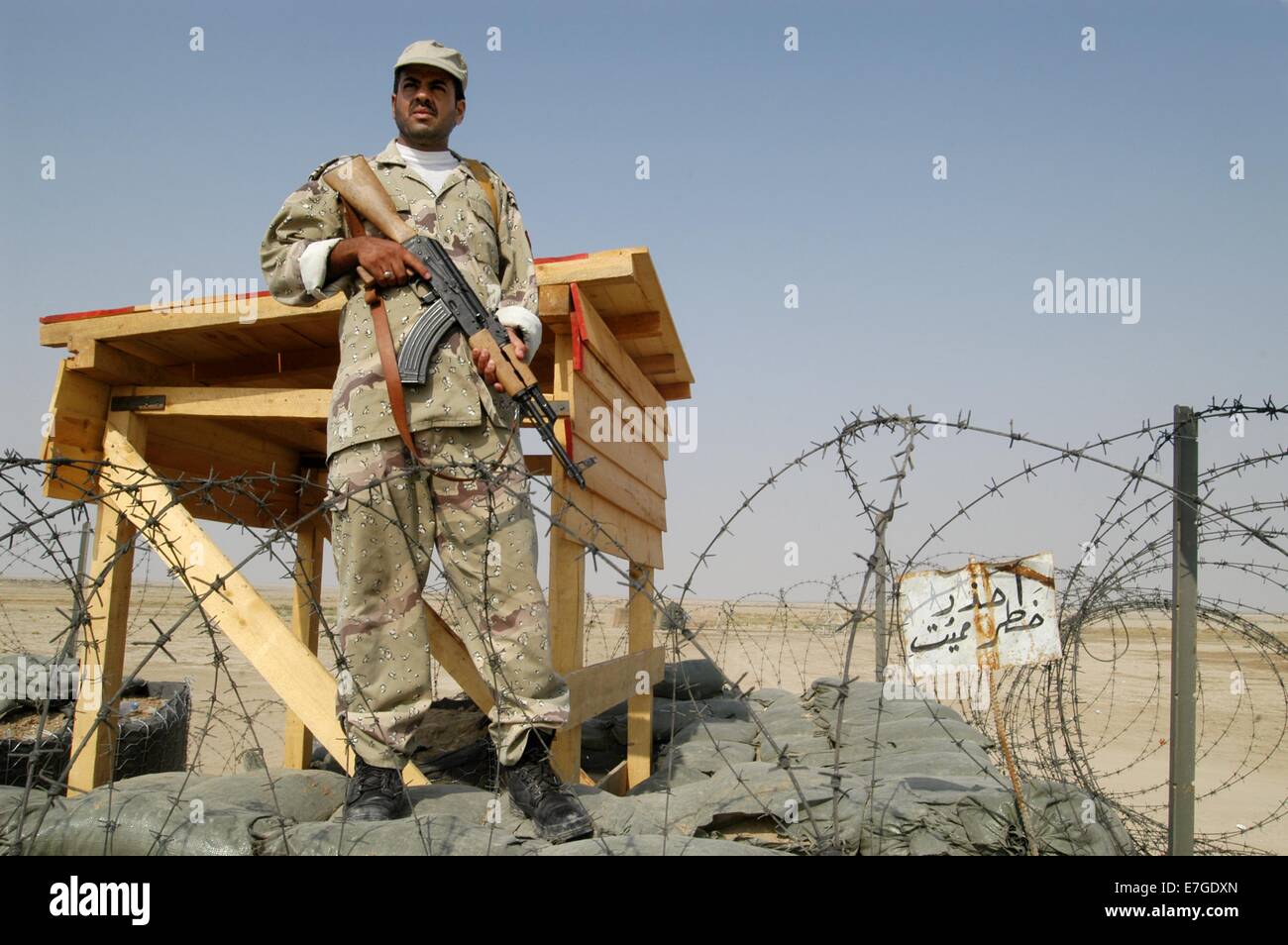 Checkpoint of the New Iraqi Army on the highway from Baghdad to Basra ...
