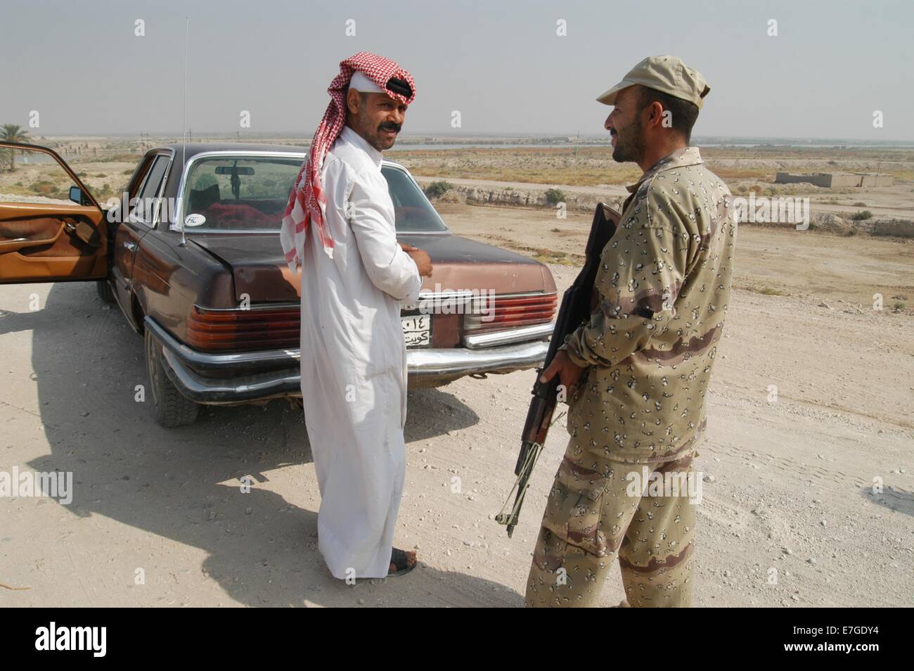 Checkpoint of the New Iraqi Army on the highway from Baghdad to Basra ...