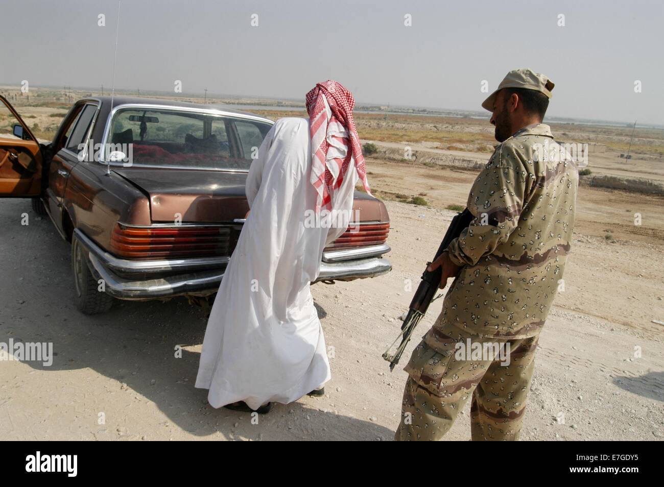 Checkpoint of the New Iraqi Army on the highway from Baghdad to Basra ...