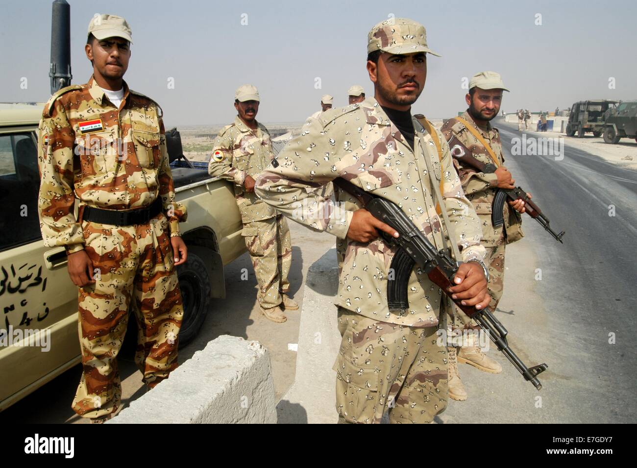 Checkpoint of the New Iraqi Army on the highway from Baghdad to Basra ...