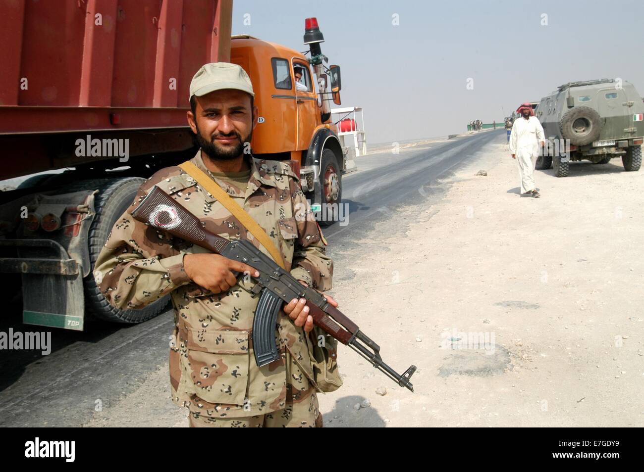 Checkpoint of the New Iraqi Army on the highway from Baghdad to Basra ...