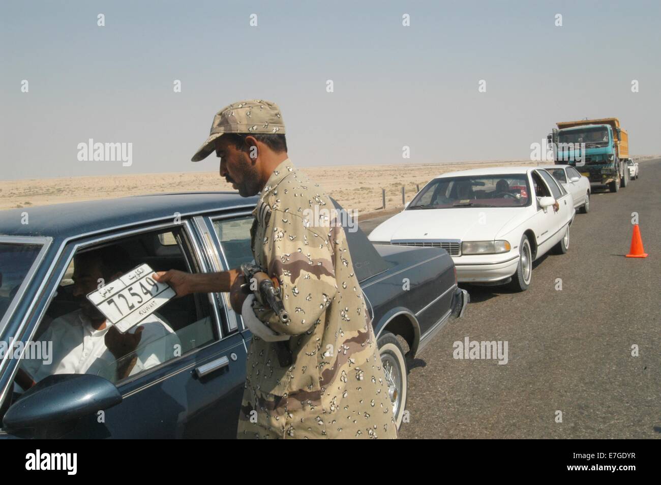 Checkpoint of the New Iraqi Army on the highway from Baghdad to Basra ...