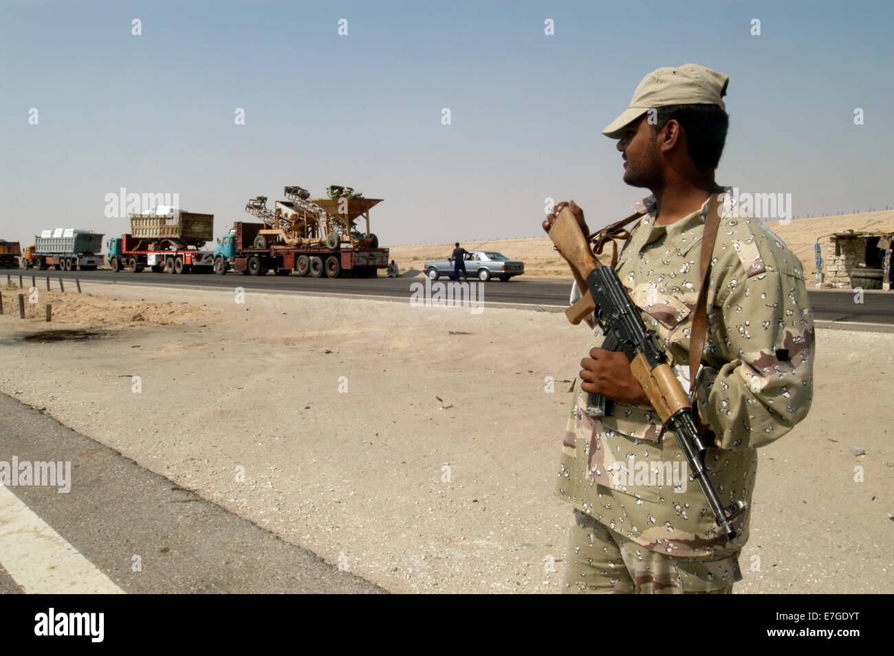 Checkpoint of the New Iraqi Army on the highway from Baghdad to Basra ...
