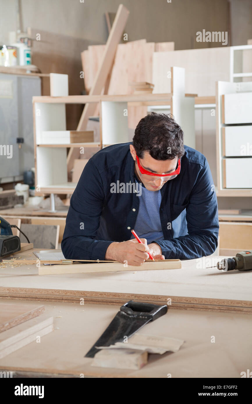 Carpenter Measuring Wood With Ruler And Pencil Stock Photo - Alamy