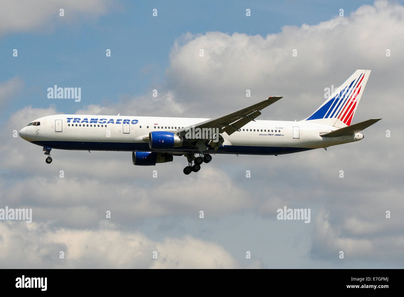 Boeing 767 landing hi-res stock photography and images - Alamy