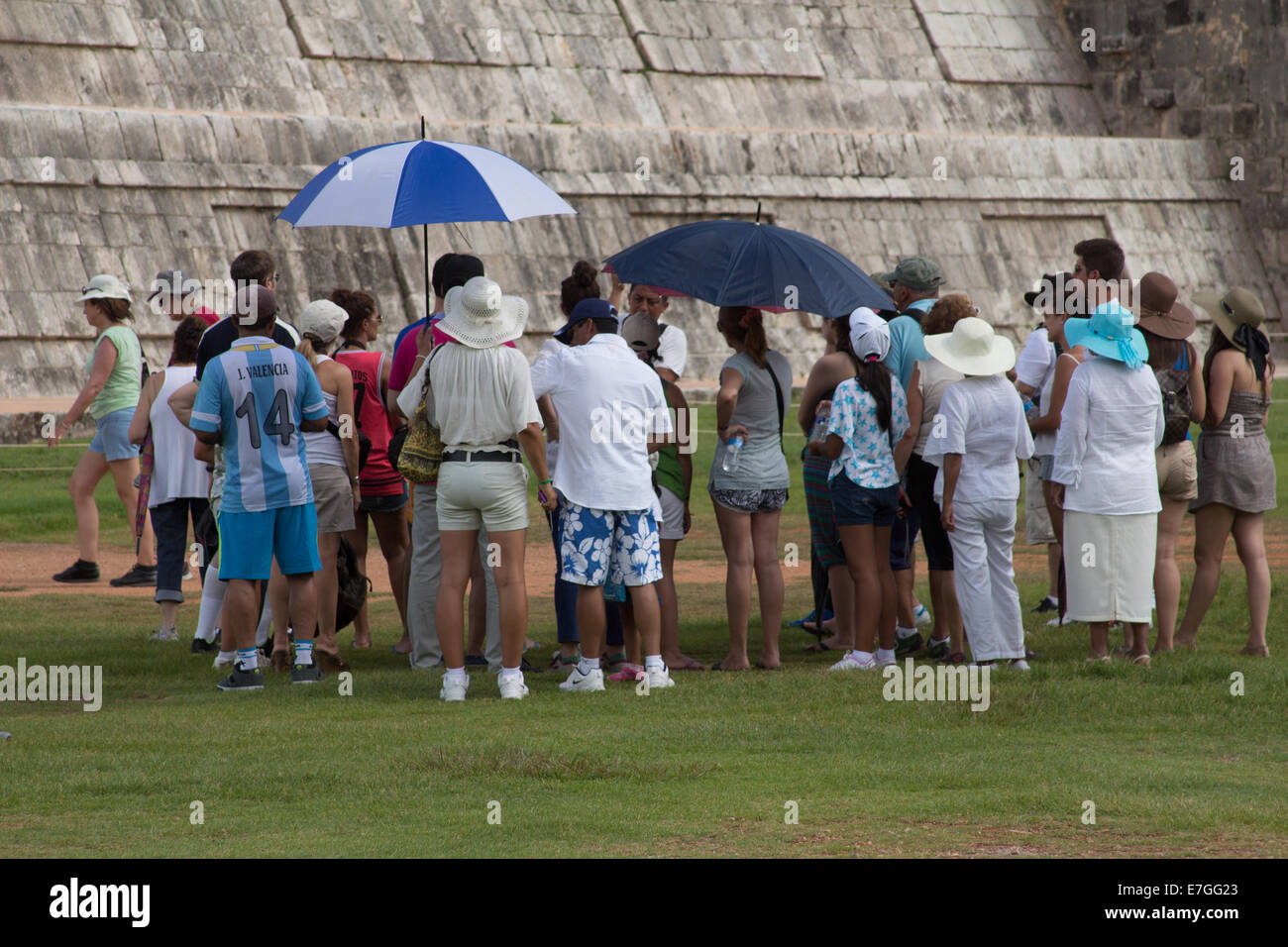 Tourist group listening guide hi-res stock photography and images - Alamy