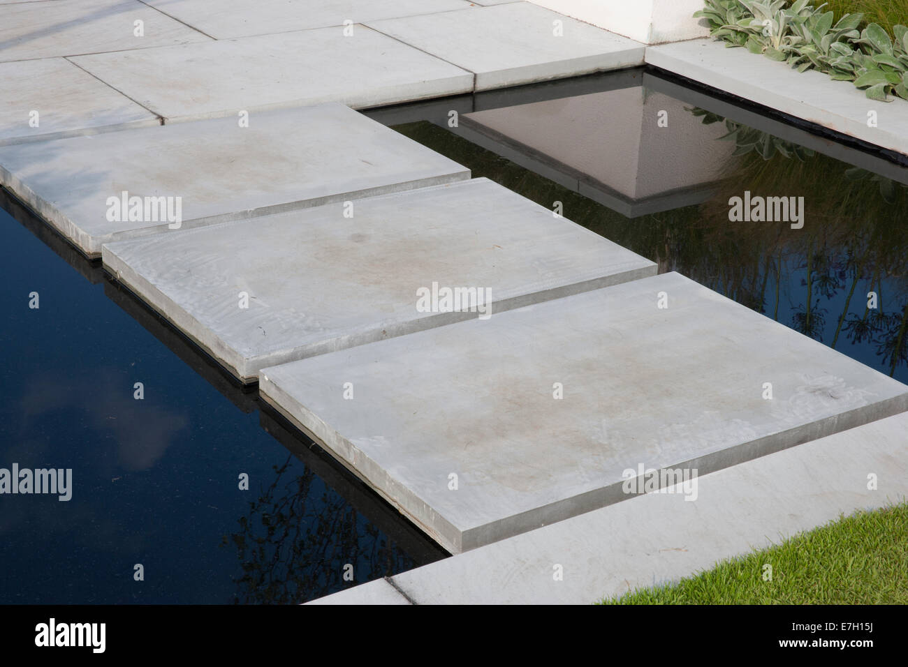Stepping stone garden hi-res stock photography and images - Alamy