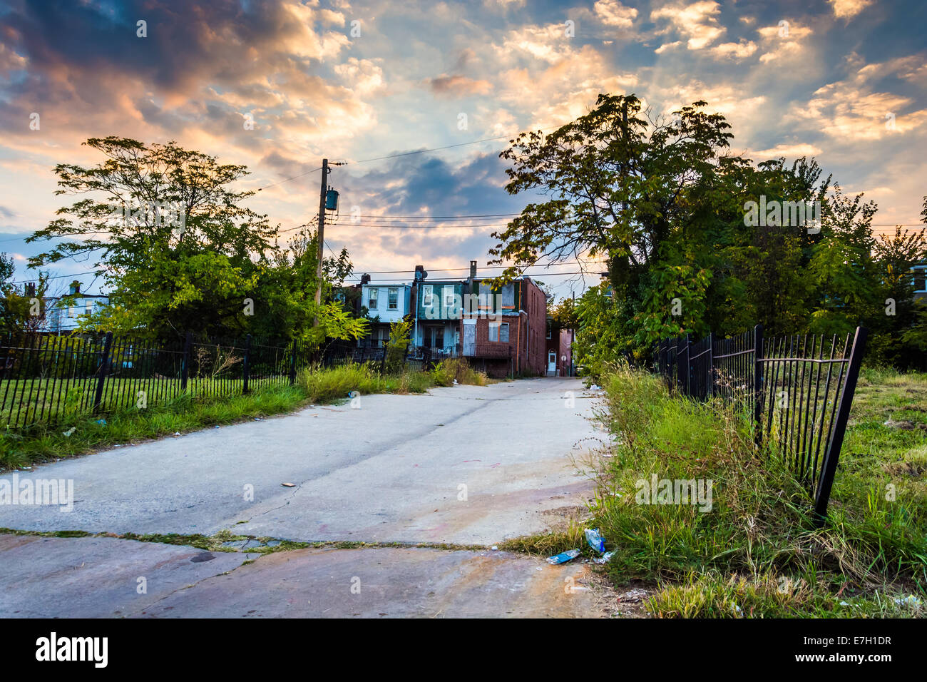 Baltimore row houses abandoned hi-res stock photography and images - Alamy