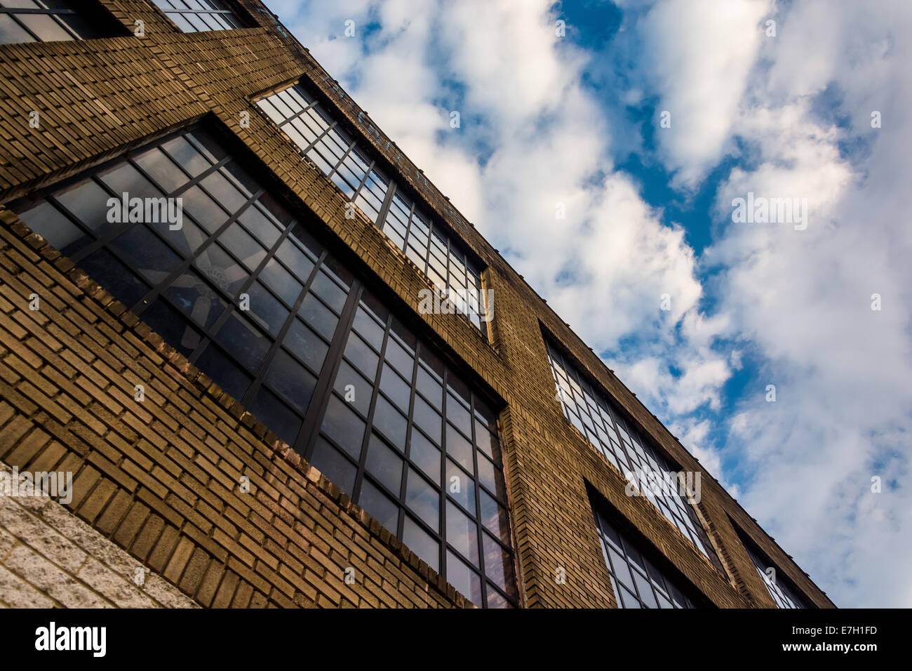 Side view building windows hi-res stock photography and images - Alamy