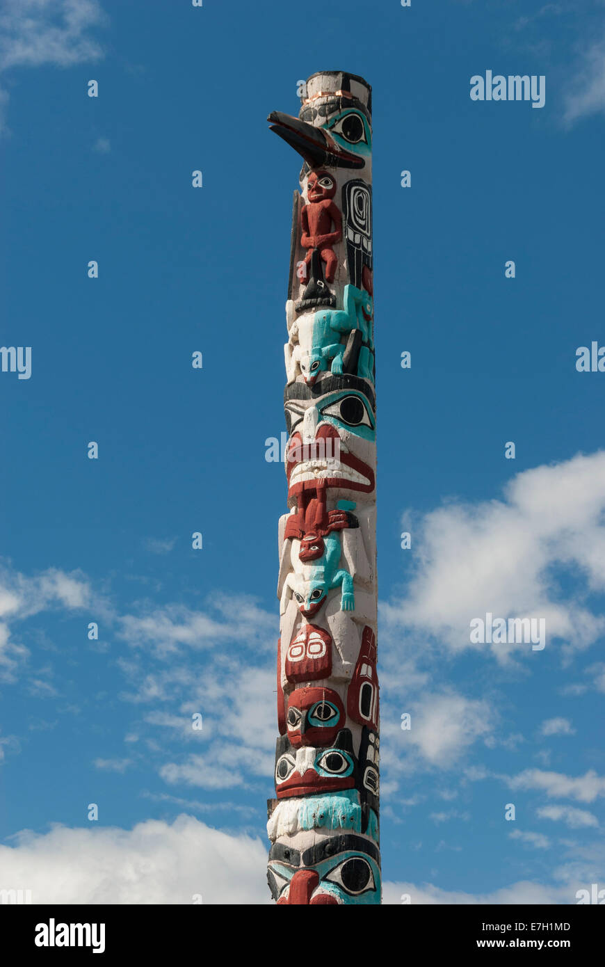 Raven totem pole hi-res stock photography and images - Alamy