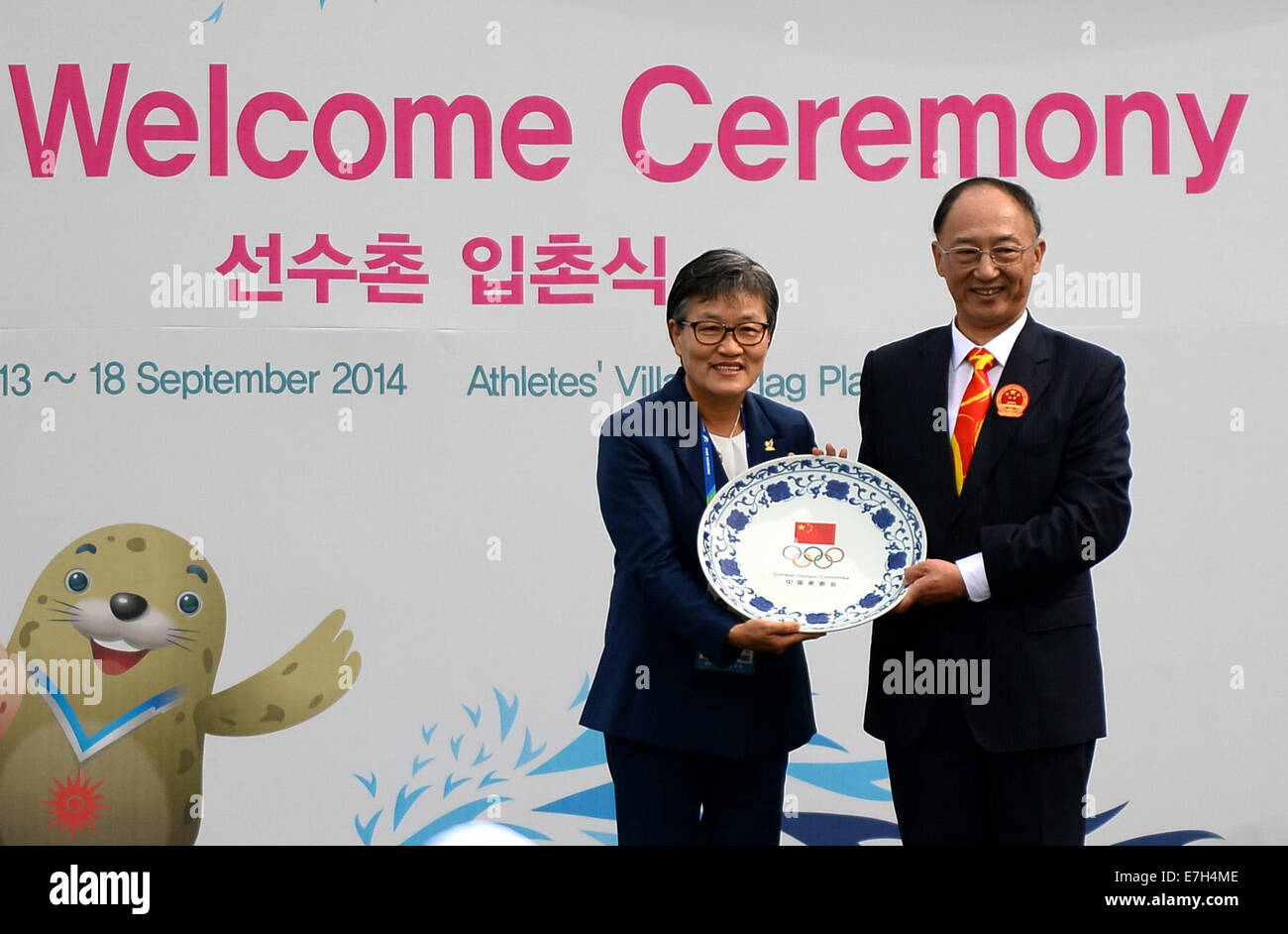 Incheon, South Korea. 18th Sep, 2014. Liu Peng (R), chef de mission of ...