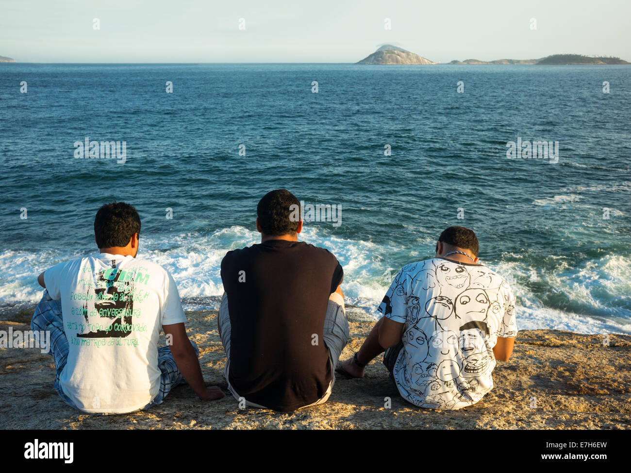 Brazil, Rio De Janeiro, people on the Pedra do Arpoador promontory at ...