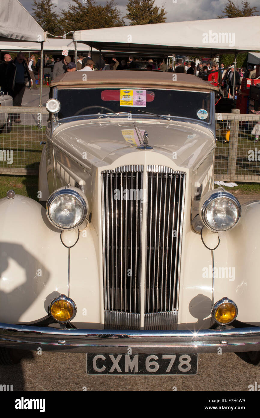 Goodwood revival vintage car show hi-res stock photography and images ...