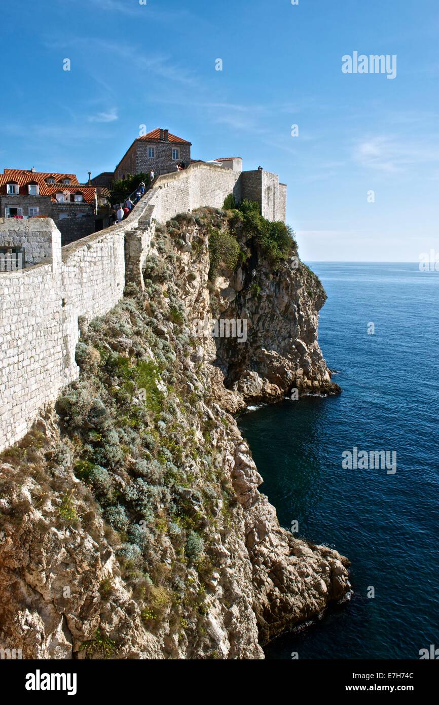 Wall surrounding Stari Grad (Old Town) Dubrovnik, Croatia Stock Photo ...