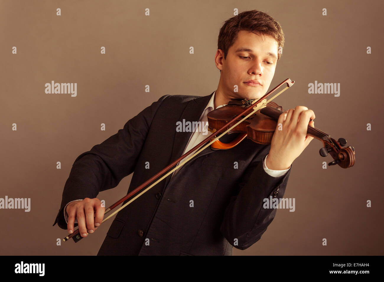 Man violinist playing violin. Classical music art Stock Photo - Alamy
